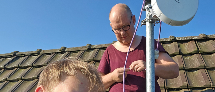 Unkomplizierte Nachbarschaftshilfe: Per Richtfunk sorgt der Bad Laerer Norbert Dunker für ...